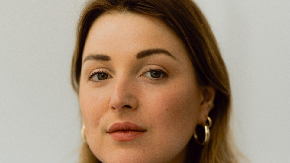 Kunstenaar Julia Janssen ontvangt Mozilla-award: ‘ik wil de impact van technologie tastbaar maken’